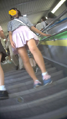 隙間からパンティチェック！幼さが残るかわいらしいのが見えました。 | デジタルコンテンツマーケット Pampi